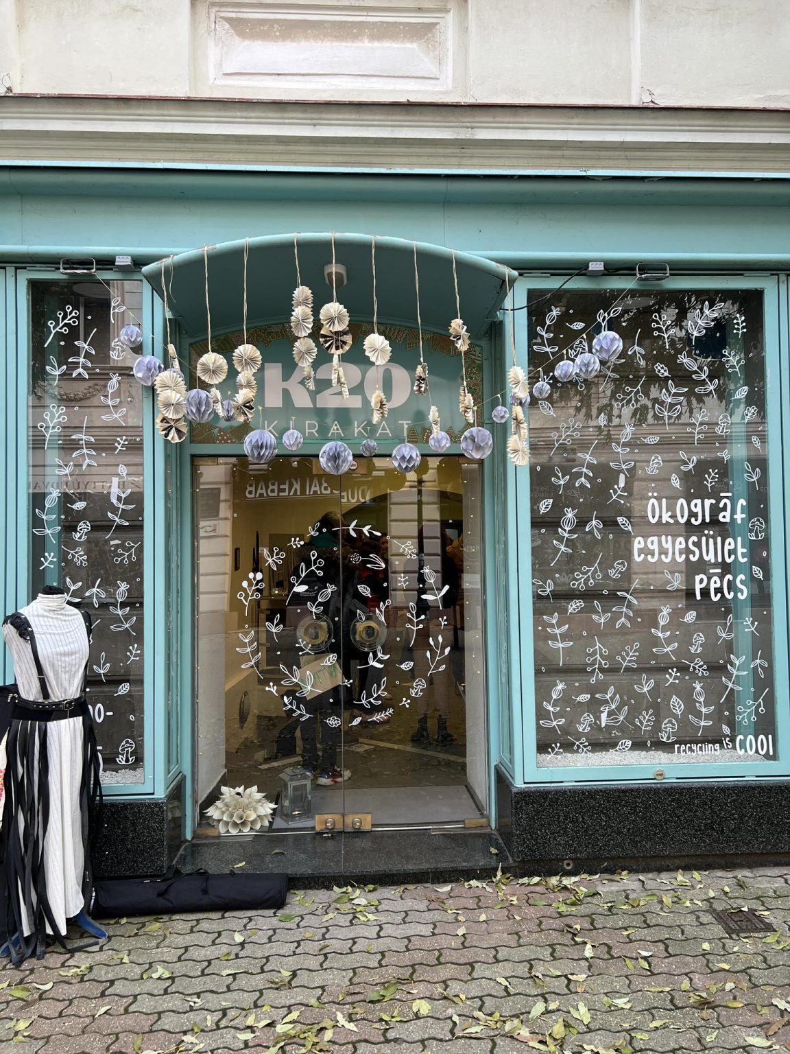 Az újrahasznosítás menő – új lakója van a K20 Kirakatnak | Városunk Pécs